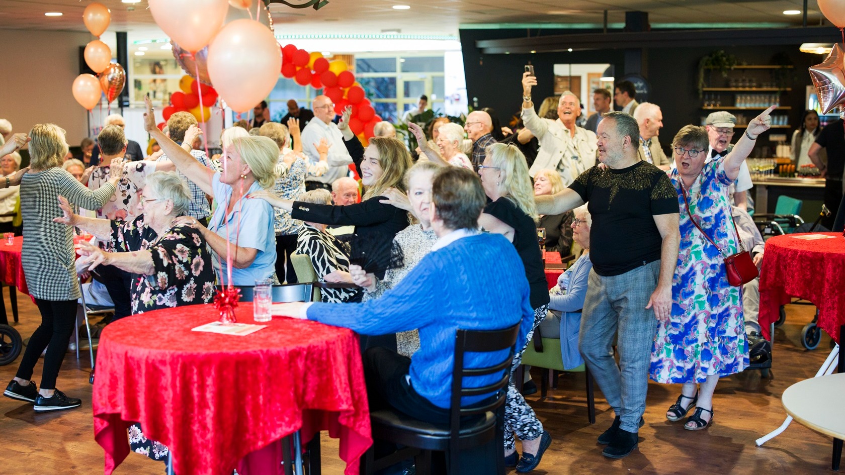 Woonbron feliciteert Laurens met SociaalHart in Gerard Goosenflat in ...